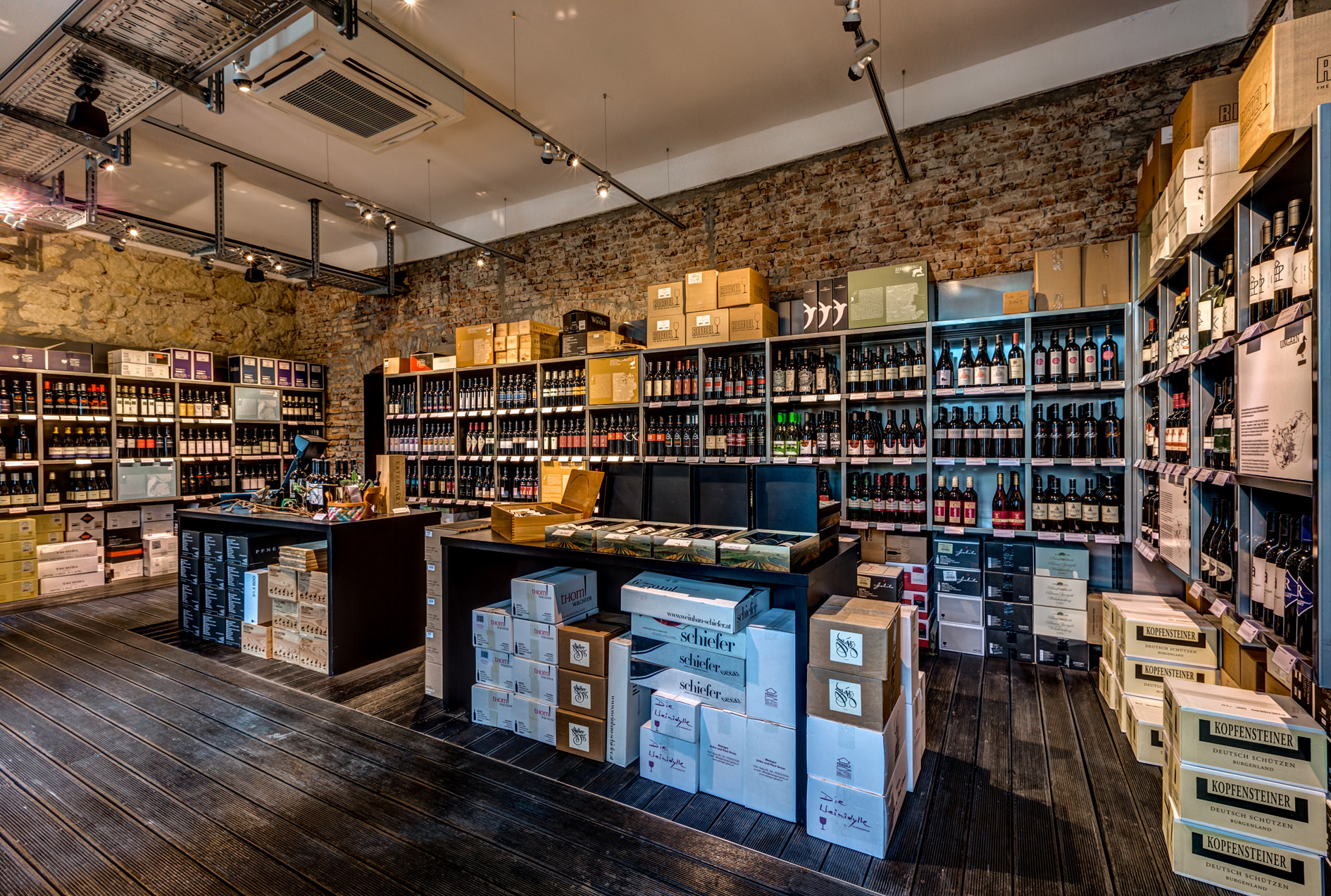 Selektion Vinothek Burgenland gegenüber Schloss Esterházy.
